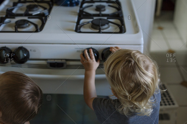 Child Touching Stove | atelier-yuwa.ciao.jp