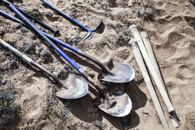 Digging tools on desert ground stock photo - OFFSET