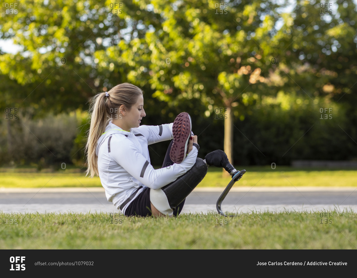 Side view of professional female runner with bionic prosthesis ...