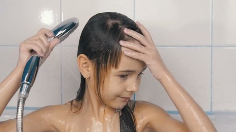 Child Bathroom Little Girl Shower Stok Videosu (%100 Telifsiz ...