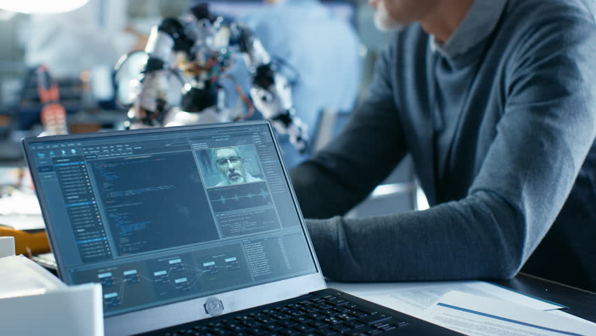 senior robotics engineer manipuliert voice-gesteuerten roboter ...