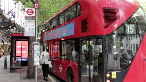 「London England 04122018 Number 15 Bus」の動画素材（ロイヤリティフリー）1009962767 ...