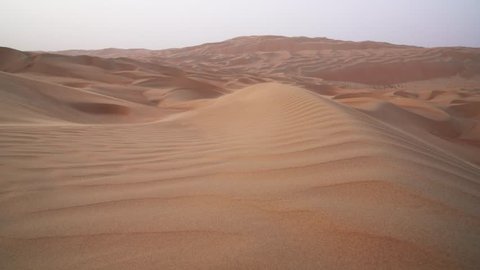 Zand waait over zandduinen in wind,: stockbeeldmateriaal en -video's ...