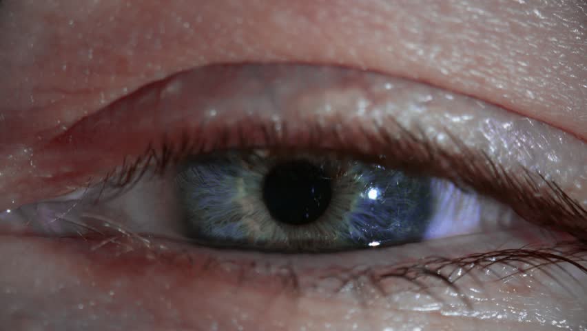 extreme close-up shifty-eyed man dilated pupils: vídeo stock (100% ...