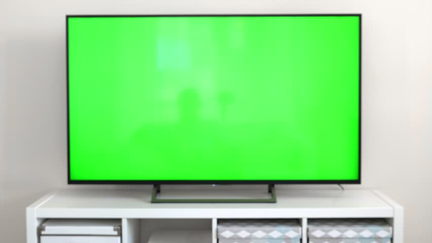 Watching Tv with Green Screen 스톡 동영상 비디오(100% 로열티 프리) 1013797583 ...