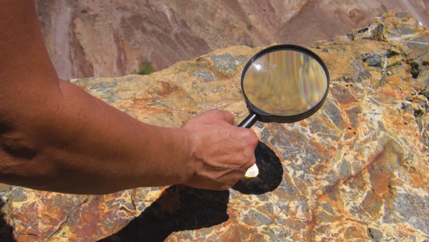 「Geologist Hand Examines Rock Crystals」の動画素材（ロイヤリティフリー）1015168174 ...