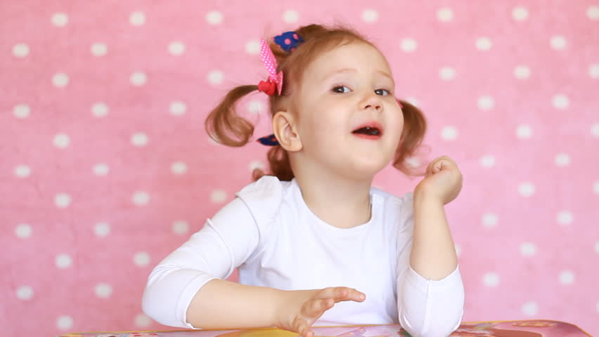 Applause. Child Girl Claps Her 库存影片视频（100% 免版税）1016293246 | Shutterstock