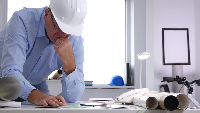 análisis de ingeniero preocupado por un: video de stock (totalmente ...