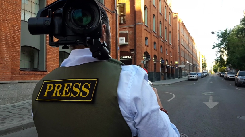 professional reporter live on city street Stock Footage Video (100% ...