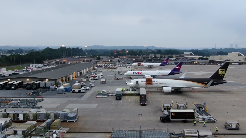 8 Fedex plane unloading Stock Video Footage - 4K and HD Video Clips ...