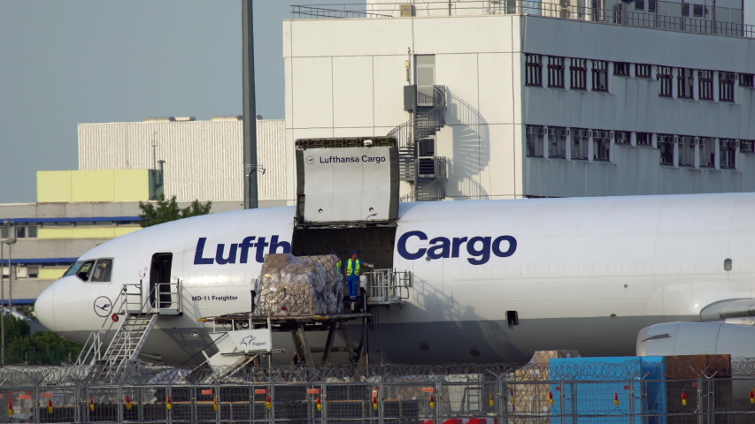 82 Lufthansa cargo loading Stock Video Footage - 4K and HD Video Clips ...