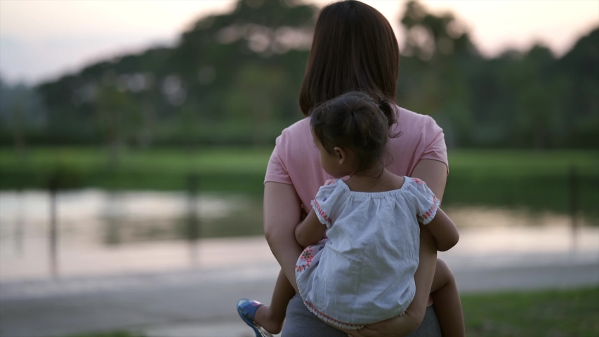 daughter piggyback ride on back her: วิดีโอสต็อก (ปลอดค่าลิขสิทธิ์ 100% ...