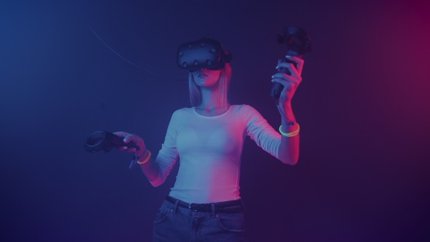 beautiful young girl wearing virtual reality Stock Footage Video (100% ...