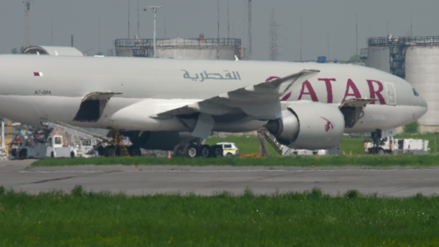 20 Boeing 777 cargo loading Stock Video Footage - 4K and HD Video Clips ...