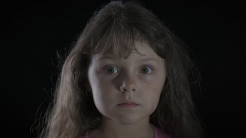 Niño aterrorizado. Retrato de un niño: video de stock (totalmente libre ...