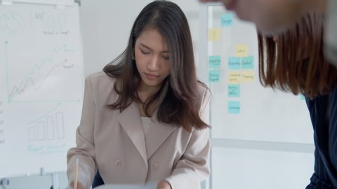 Attractive Asian Businesswoman Tema Leader Brainstorming Stock Footage ...