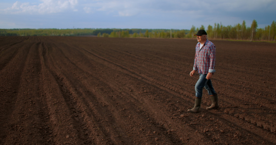 A Male Farmer Walks Through Stok Videosu (%100 Telifsiz) 1053820088 ...
