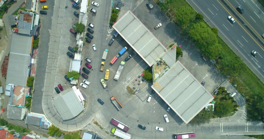 aerial top view gas station rest: วิดีโอสต็อก (ปลอดค่าลิขสิทธิ์ 100% ...