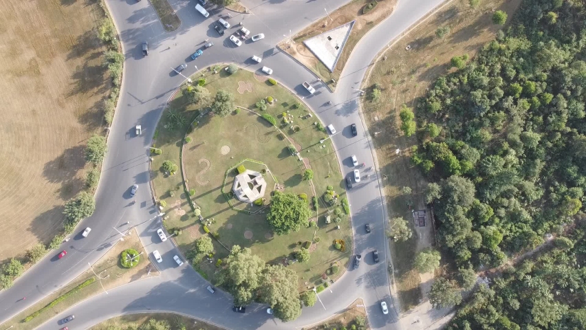 roundabout highway beautiful roads day city: vídeo stock (100% livre de ...