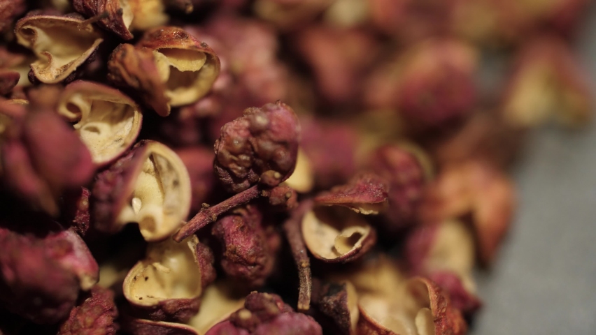 The process of making five-color glutinous rice, a traditional food for ...