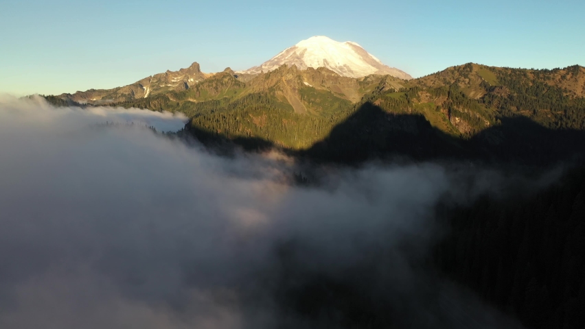View of the peak at Mount Rainier National Park, Washington image ...