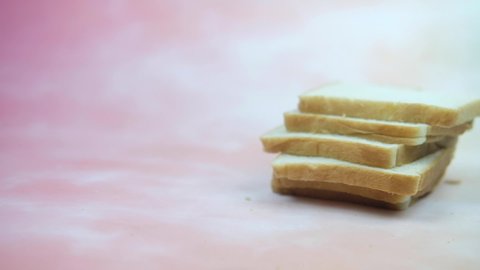 Una rebanada de pan cayendo sobre: video de stock (totalmente libre de ...