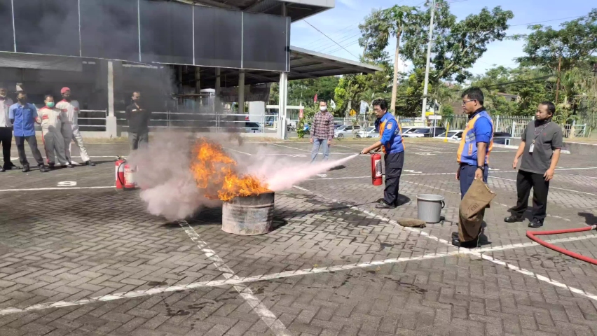 Pemadam api Stock Video Footage - 4K and HD Video Clips | Shutterstock