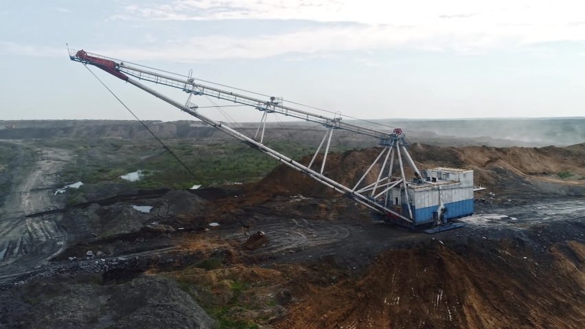 Walking Dragline Excavator Stock Video Footage - 4K and HD Video Clips ...