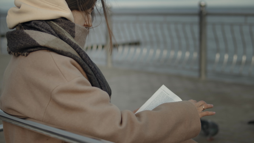 Over Shoulder Shot of a : vidéo de stock (100 % libre de droit ...