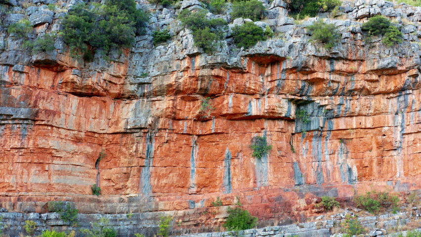 red rugged cliff - sedimentary rock: วิดีโอสต็อก (ปลอดค่าลิขสิทธิ์ 100% ...