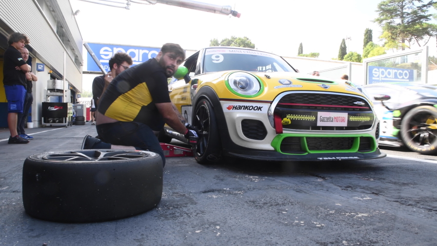 149 Mini racing team Stock Video Footage - 4K and HD Video Clips ...