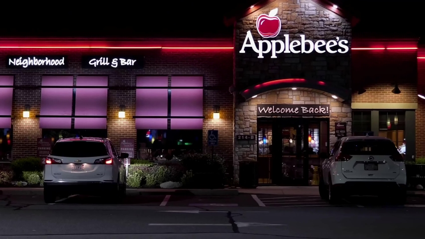 applebee's restaurant woman customer pickup order Stock Footage Video ...