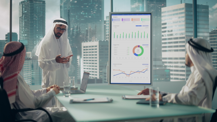 emirati businessman holds meeting presentation business Stock Footage ...