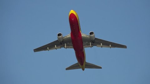 4k Airplane Impressive Landing Flying Overhead Stock Footage Video (100 ...