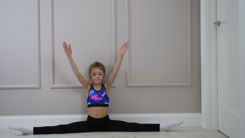 Little girl doing splits: Stockvideo-Filmmaterial – 4K- und HD ...