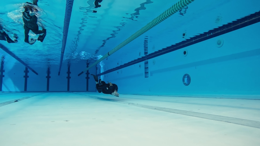 male freediver diving pool Stock Footage Video (100% Royalty-free ...