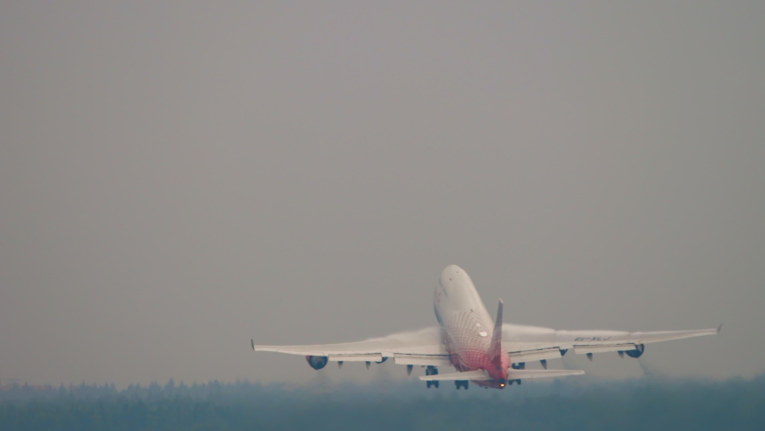 747 rear view: videos de stock; videoclips en 4K y HD | Shutterstock