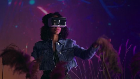 Metaverse tecnología digital de cibermundo, mujer: video de stock (totalmente libre de regalías ...