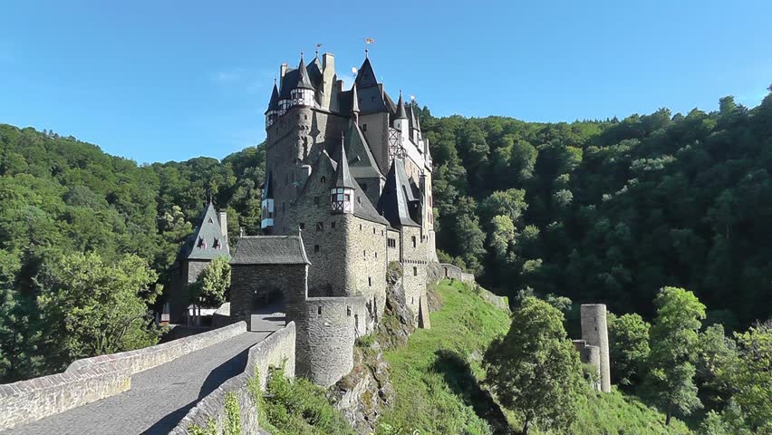 framifrån över eltz slott tyska burg Stockvideoklipp (helt royaltyfria ...