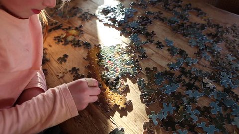 Niña preadolescente haciendo un rompecabezas: video de stock ...