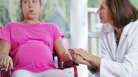 4k Pregnant Woman Going Into Labor : vidéo de stock (100 % libre de ...