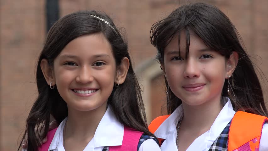 happy school girls smiling: stockbeeldmateriaal en -video's ...