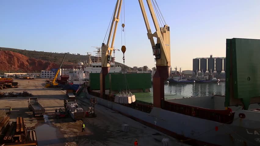 Laura Ship Discharging Cargo Port Arzew 스톡 동영상 비디오(100% 로열티 프리 ...