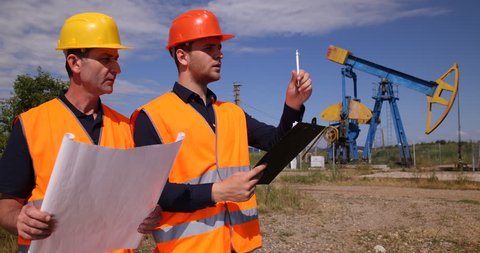 Fuel Extraction Engineer Men Speaking Oil: วิดีโอสต็อก (ปลอดค่า ...