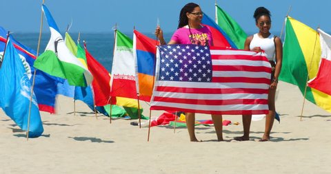 Gruppe der glücklichen Menschen, die die: Stock-Vektorgrafik ...