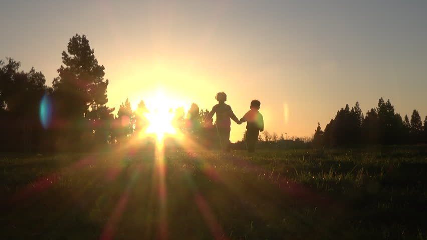 silhouette kids running away sunset: วิดีโอสต็อก (ปลอดค่าลิขสิทธิ์ 100% ...