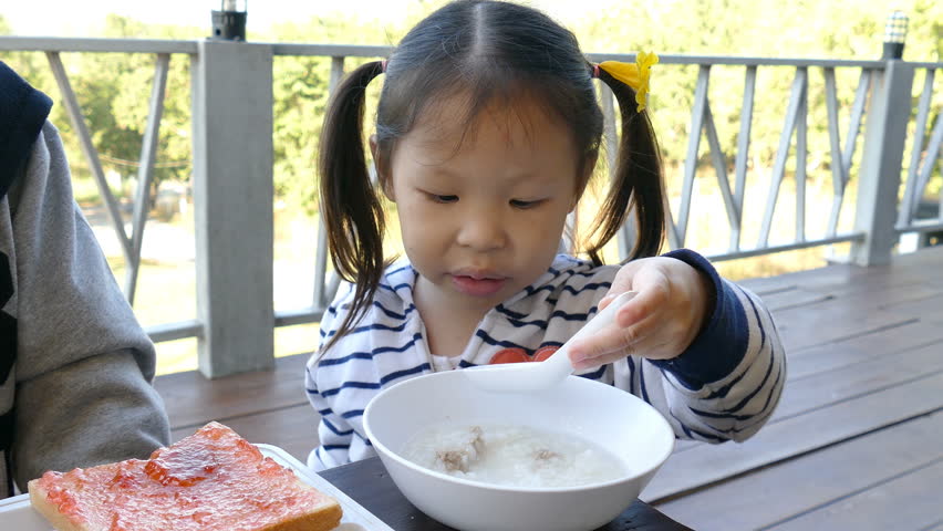 Little Asian Children Eat Rice Arkivvideomateriale (100 % royaltyfritt ...