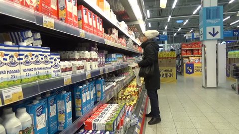 Female Customer Examining Selecting Food Large : vidéo de stock (100 % ...