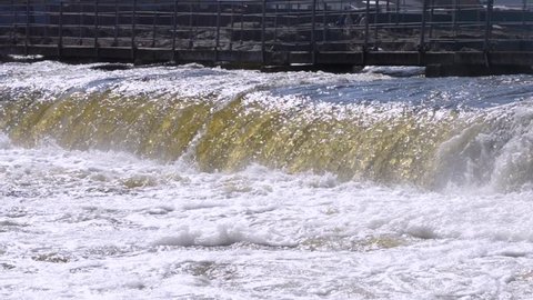 Small Dam Across River Close Powerful: vídeo stock (100% livre de ...