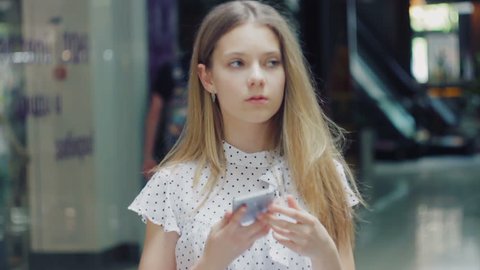 Belle fille de 13 ans aux : vidéo de stock (100 % libre de droit ...
